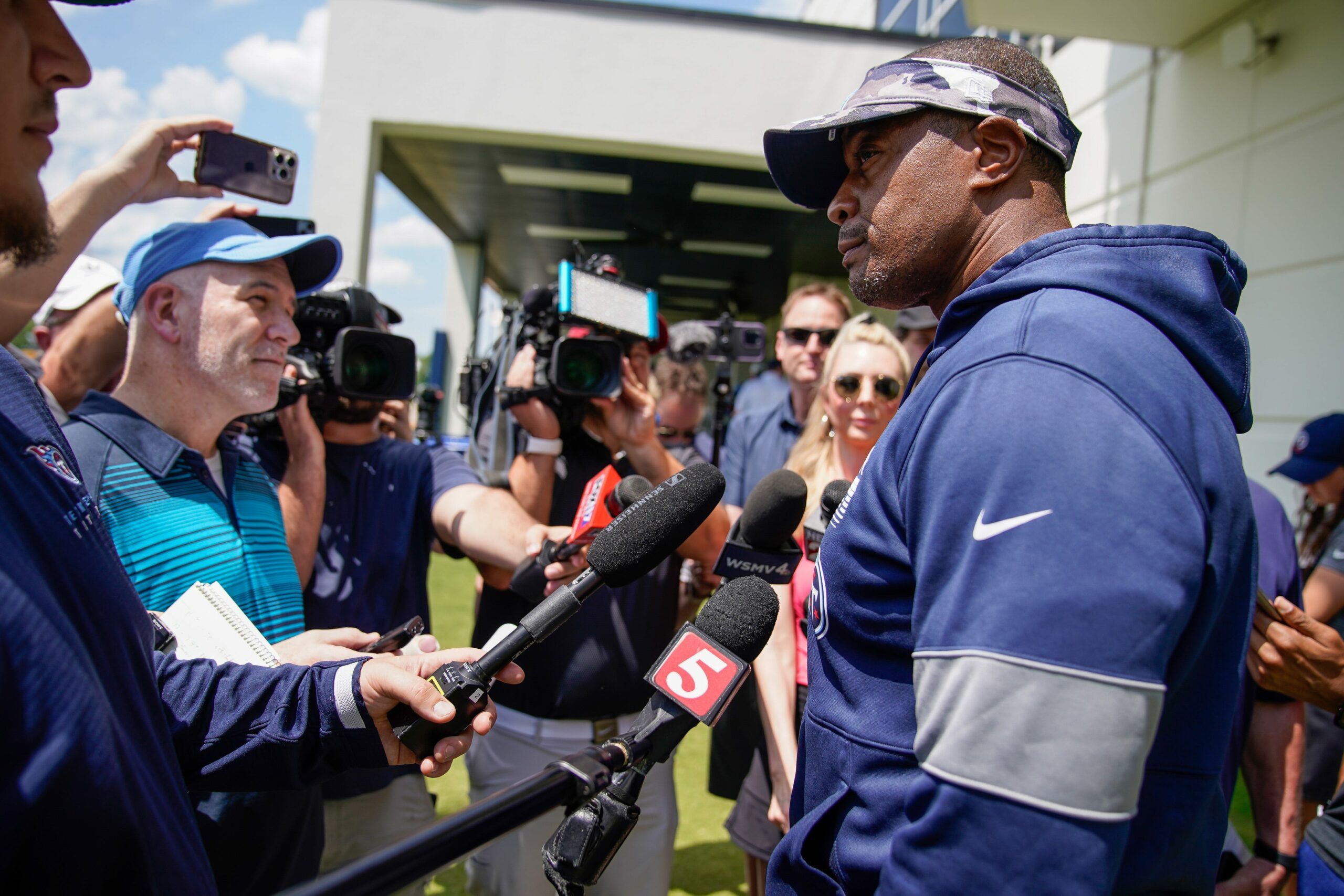 Ex-Titans WRs coach Rob Moore lands with Panthers