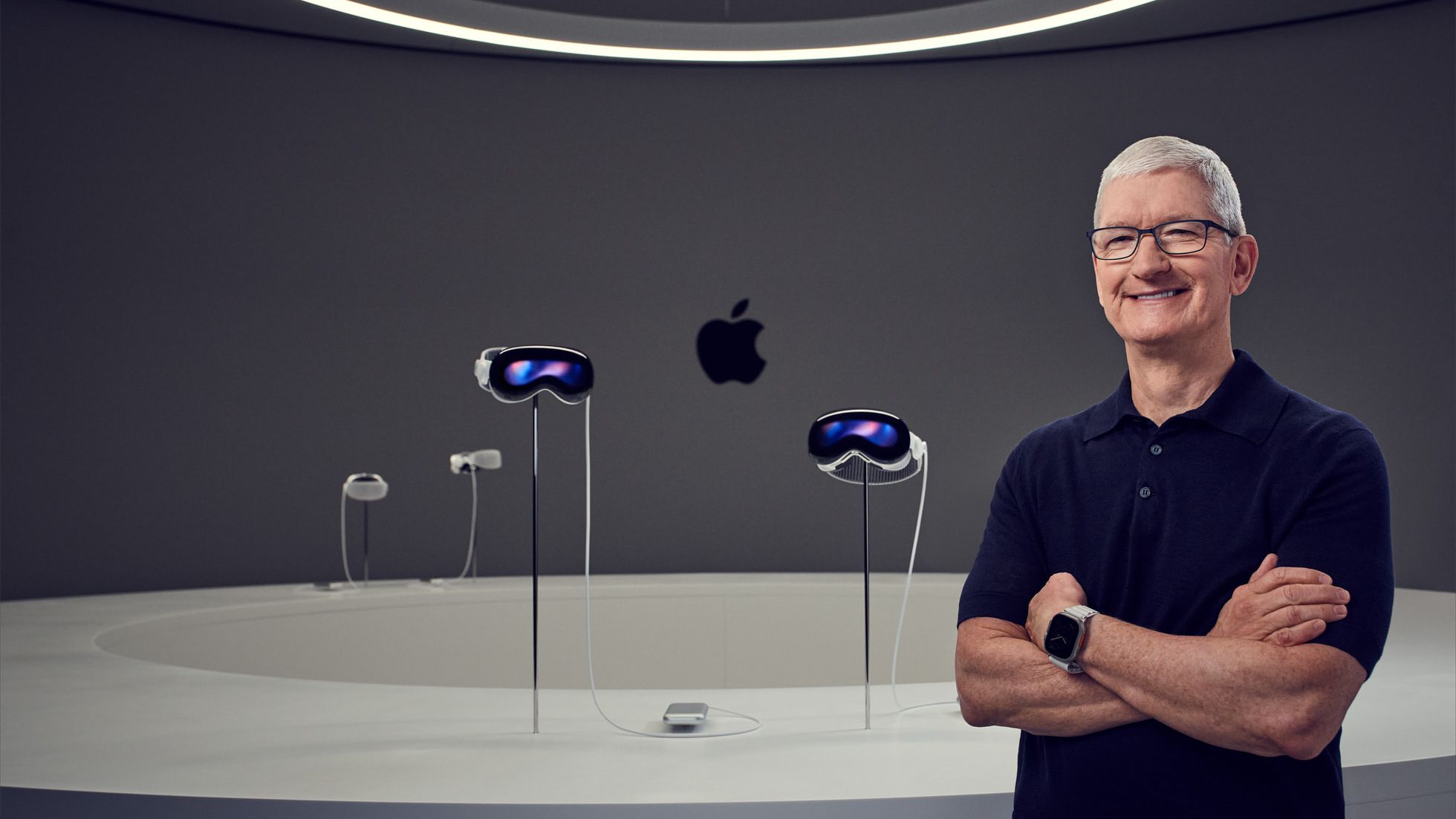 Apple CEO pictured wearing Vision Pro for the first…
