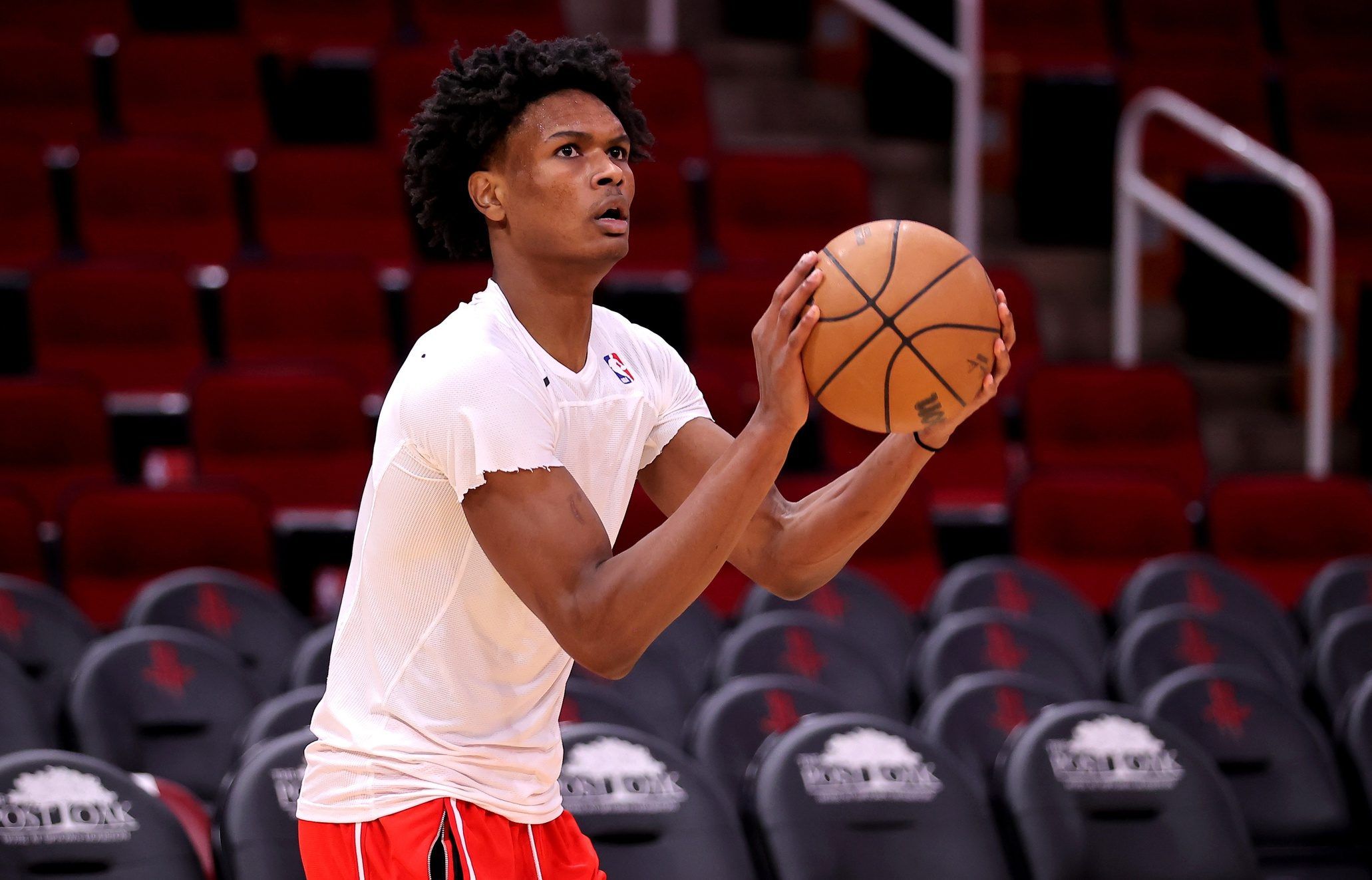 Rockets assistant Ben Sullivan guides Amen Thompson’s…