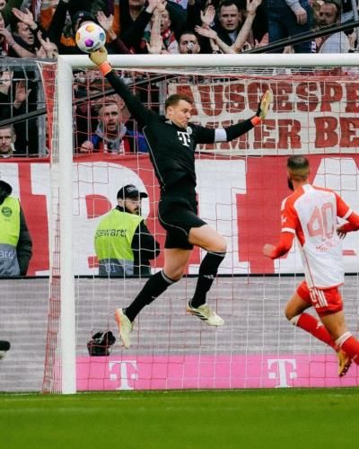 Manuel Neuer's Dynamic Snaps: A Glimpse into Football…