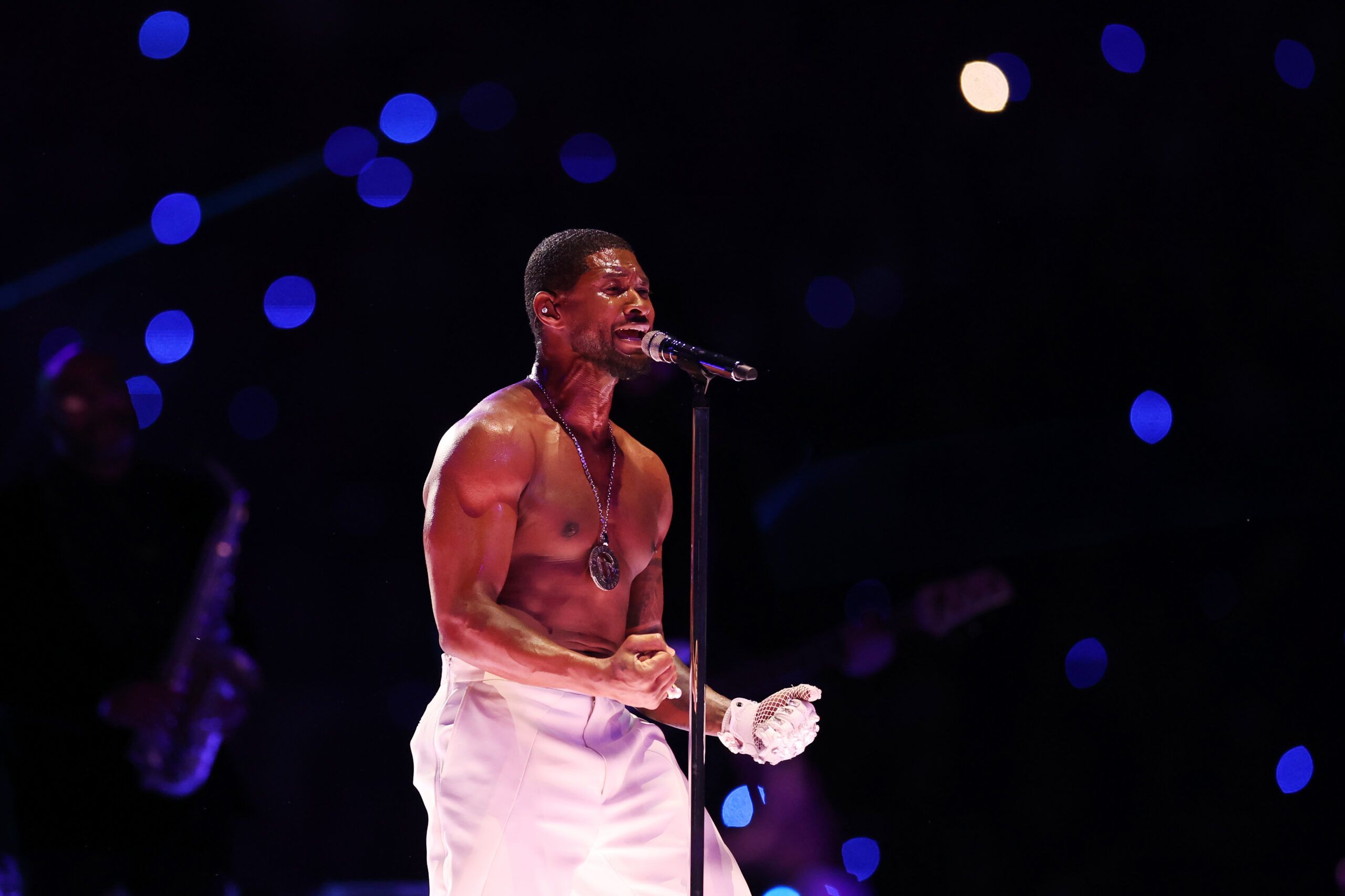 A very sweaty Usher became an instant meme after his…