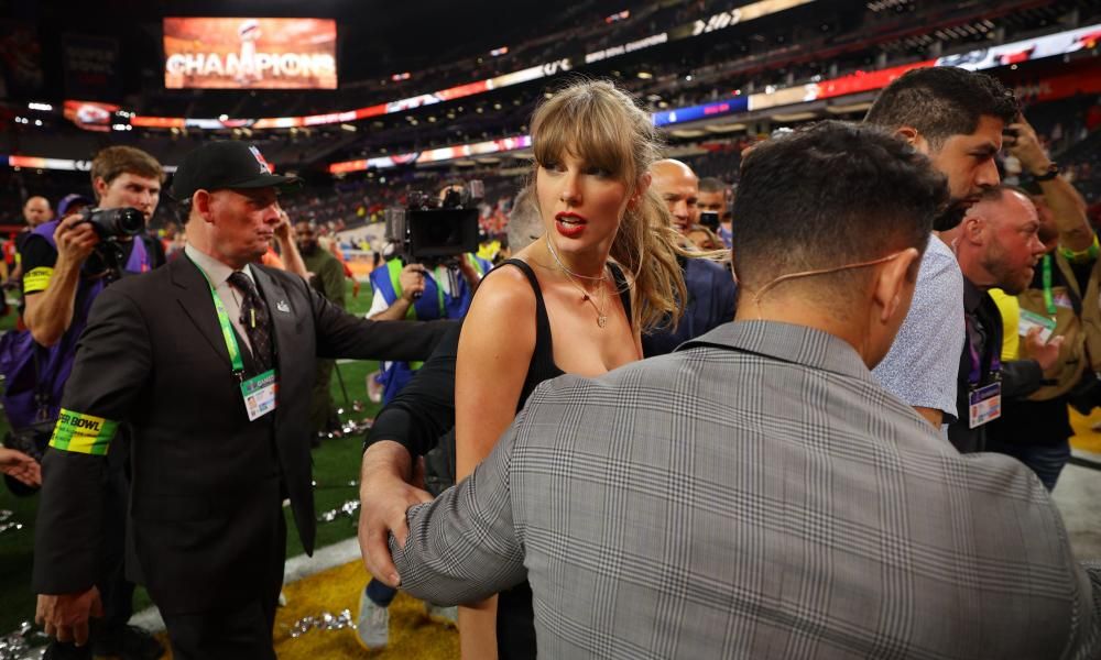 Taylor Swift donates $100,000 to family of Kansas City…
