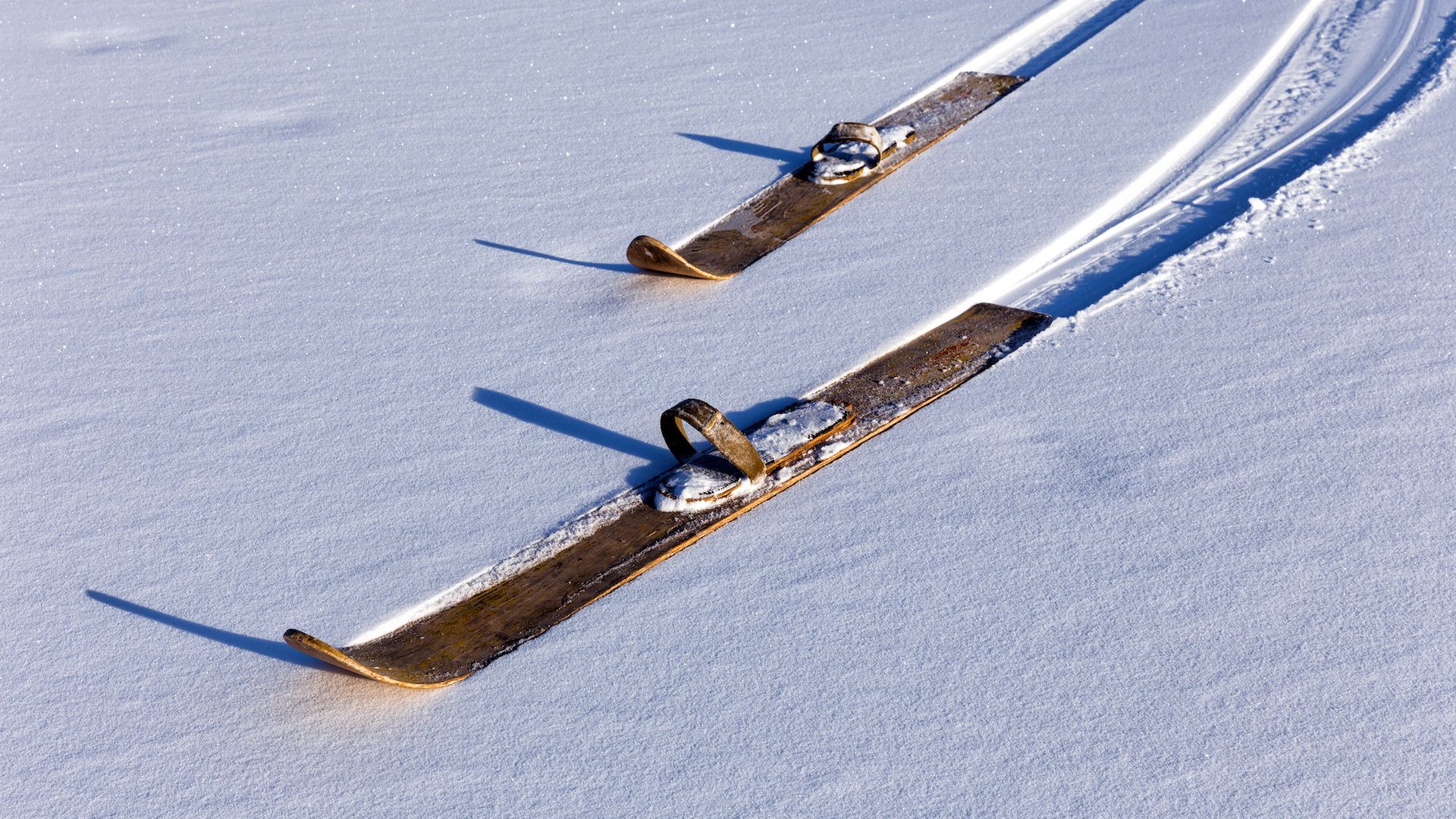 Watch skier on a collision course with ‘phantom’ ski