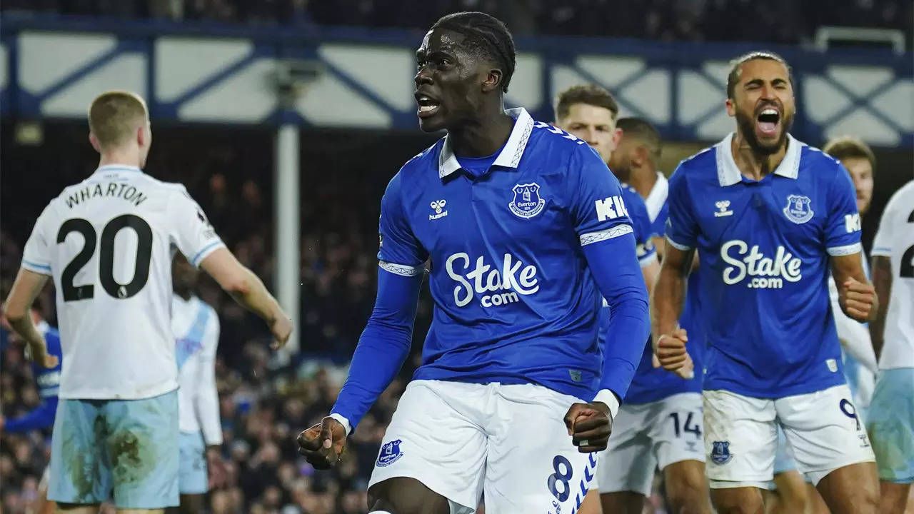 Everton move out of the relegation zone after 1-1 draw…