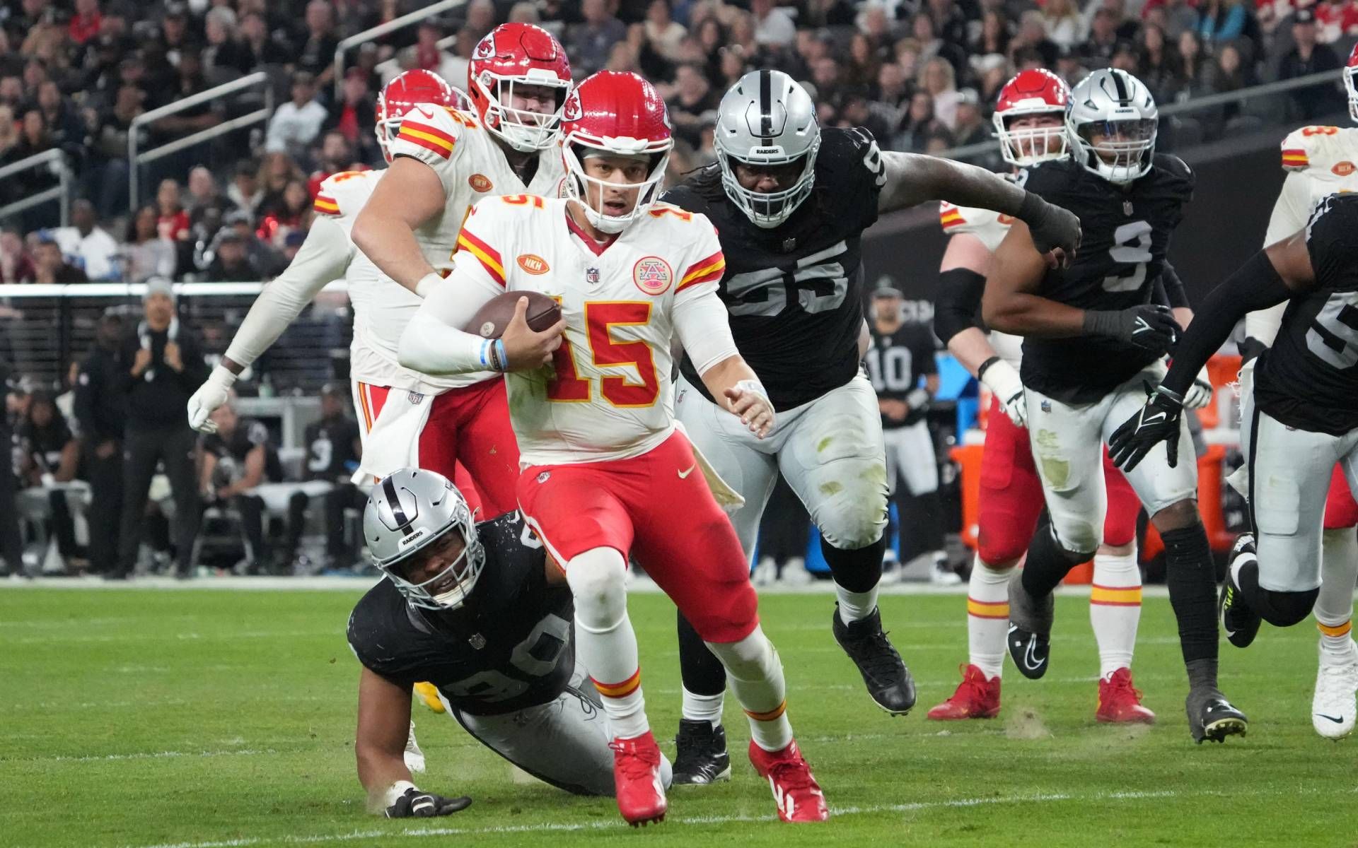 Raiders HC Antonio Pierce explains novel approach to…