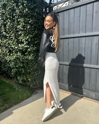 Chrishell's Stunning Pose Highlights Artistry Of…