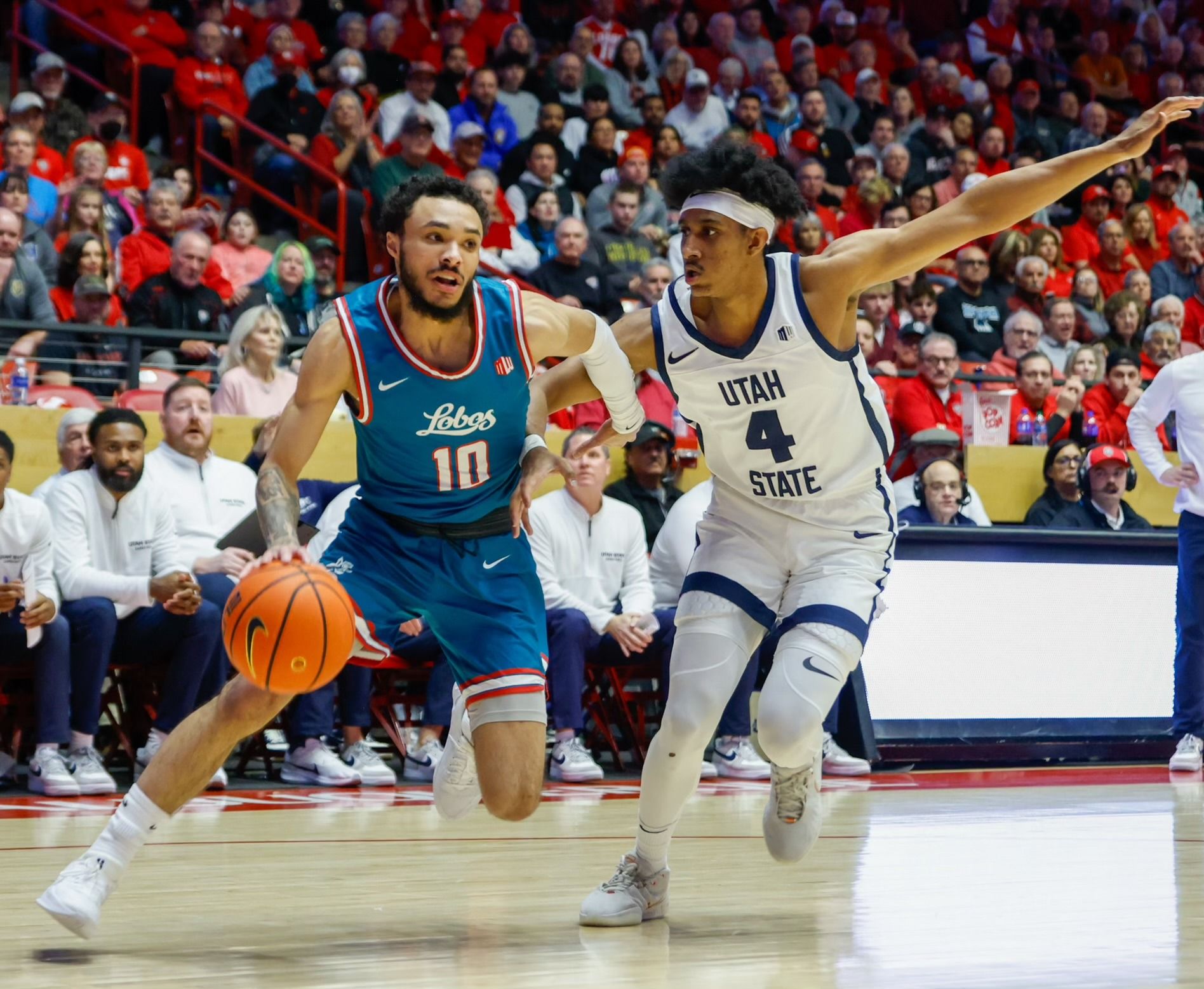 New Mexico Lobos host Fresno State Bulldogs at the PIT