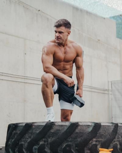 Unveiling Rob Lipsett's Sculpted Physique: A Shirtless…