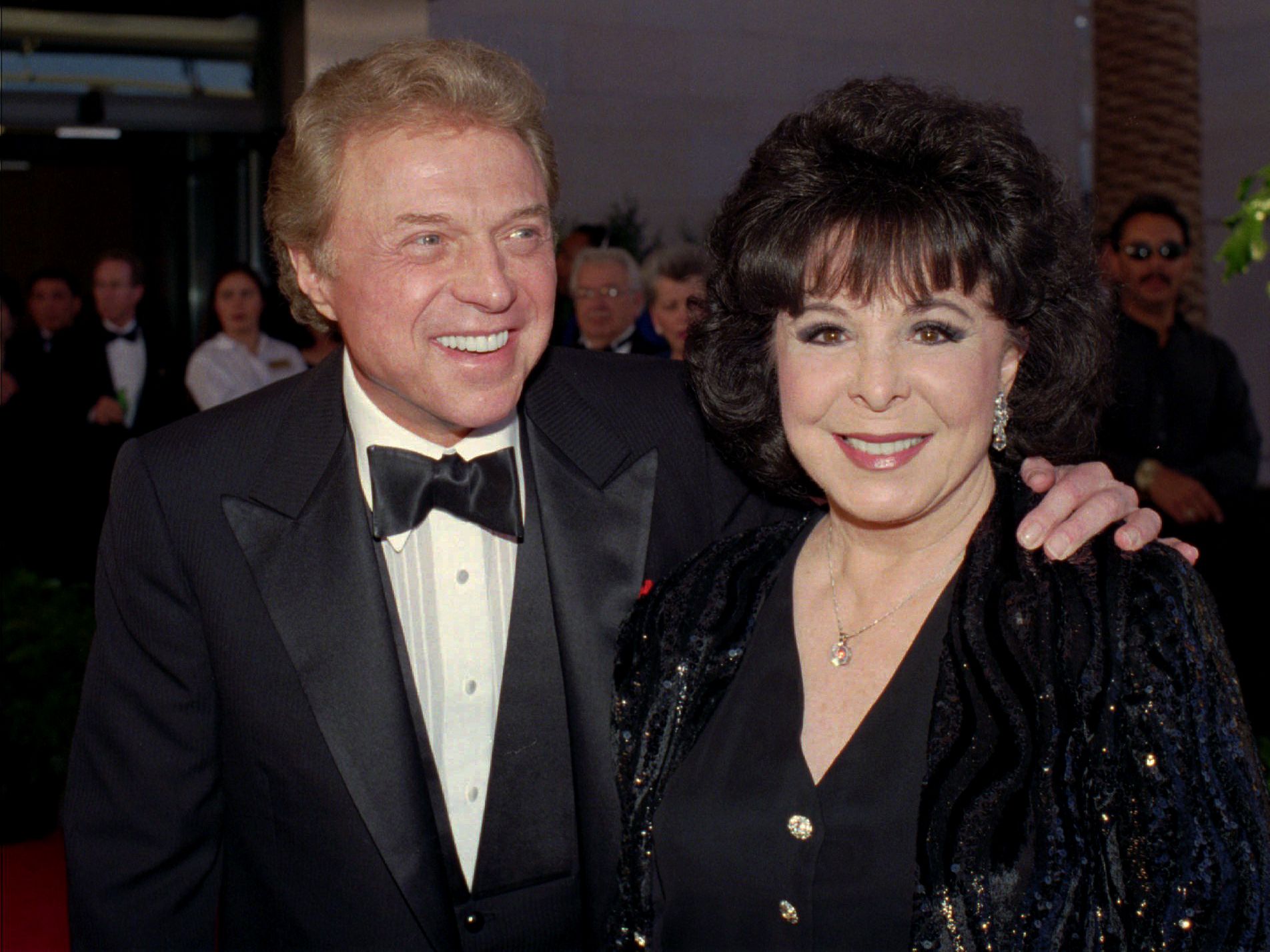 Steve Lawrence, singer and half of popular stage duo…