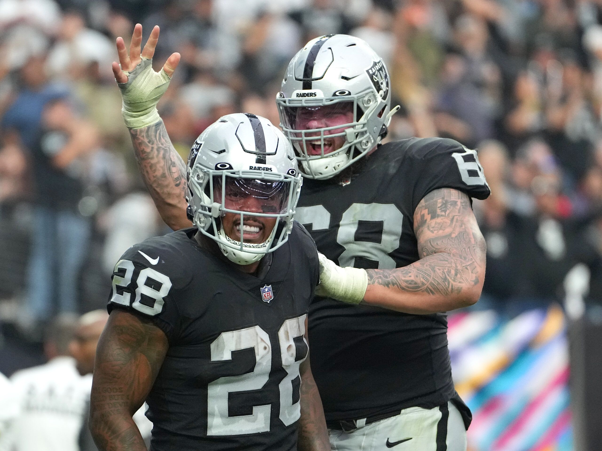 Raiders re-sign starting center Andre James ahead of…