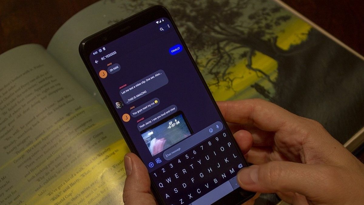 Google Messages' custom RCS chat colors are rolling…