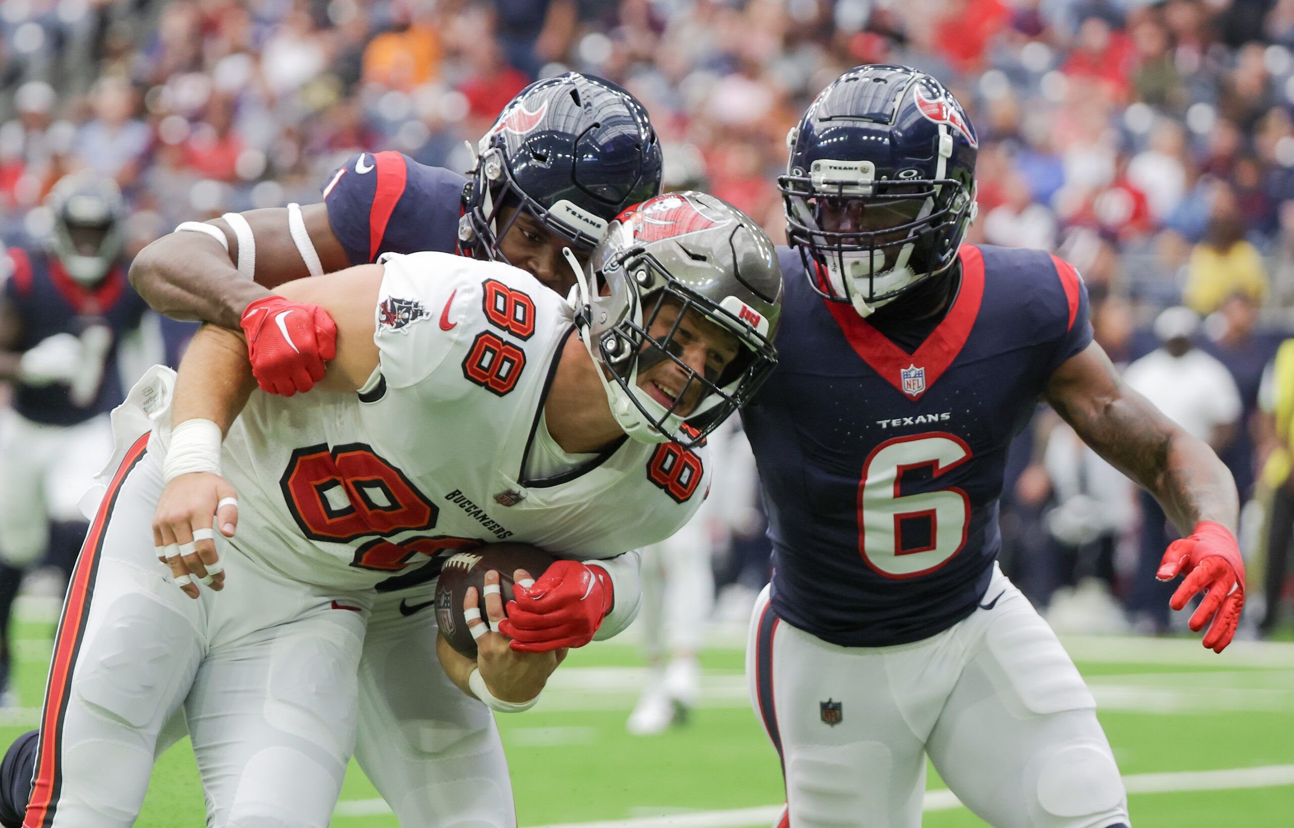 2024 NFL free agency: LB Denzel Perryman signs with…