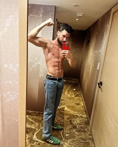 Jeff Wittek Showcases Impressive Physique In Stunning…