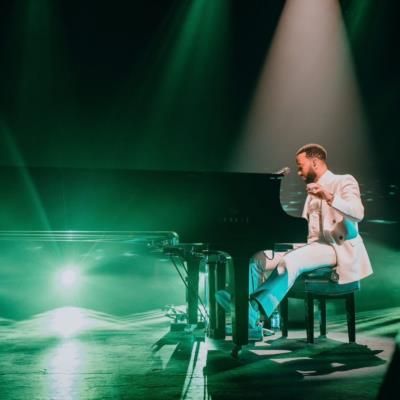 John Legend Mesmerizes Audience With Soulful Piano…