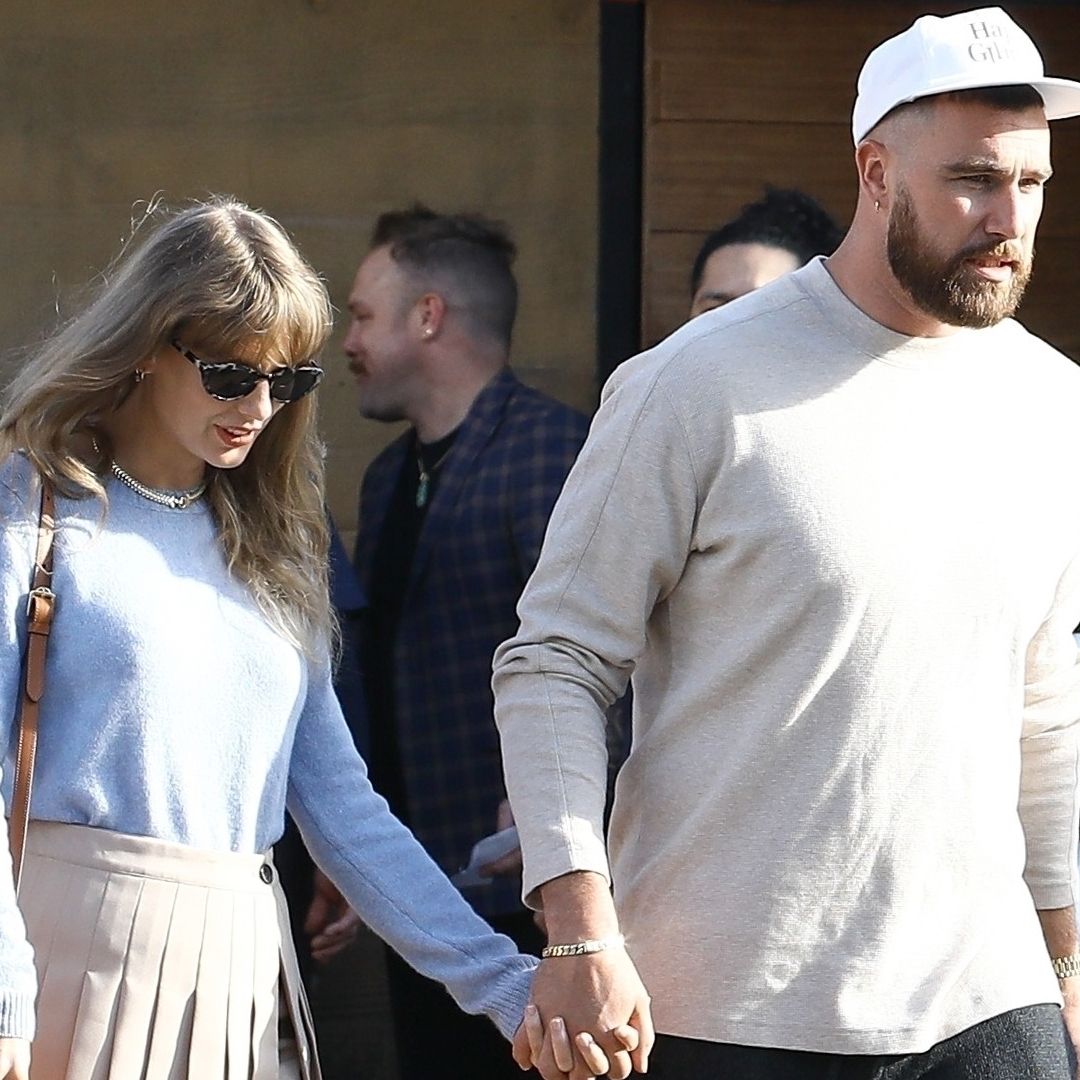 Taylor Swift Repeats Her Preppy Outfit Formula on a…