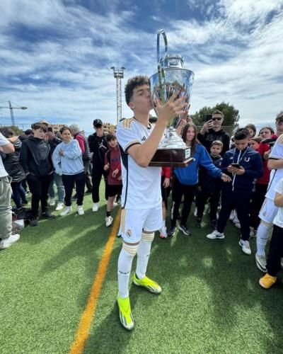 Marcelo Vieira Proudly Watches Enzo Alves Celebrate…