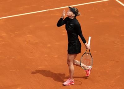 Simona Halep Radiates Joy In Black Tennis Outfit…