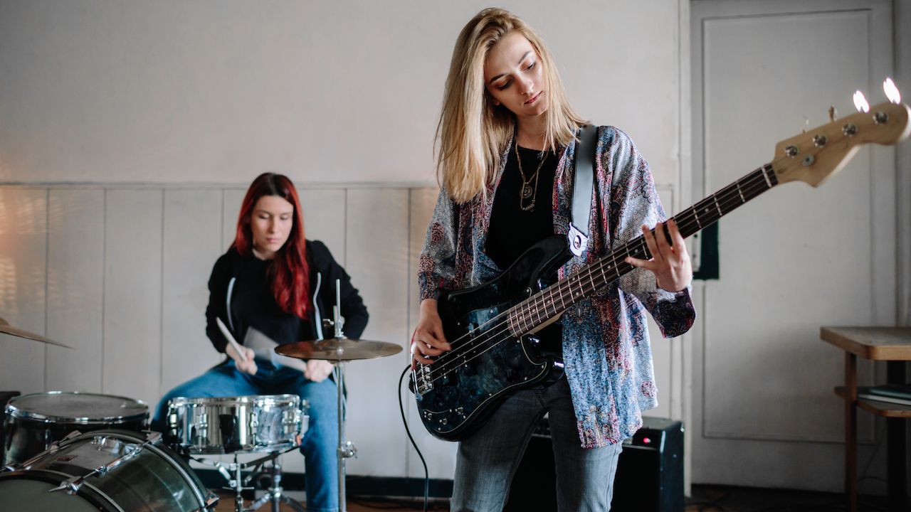 How to play bass guitar for beginners: start playing…