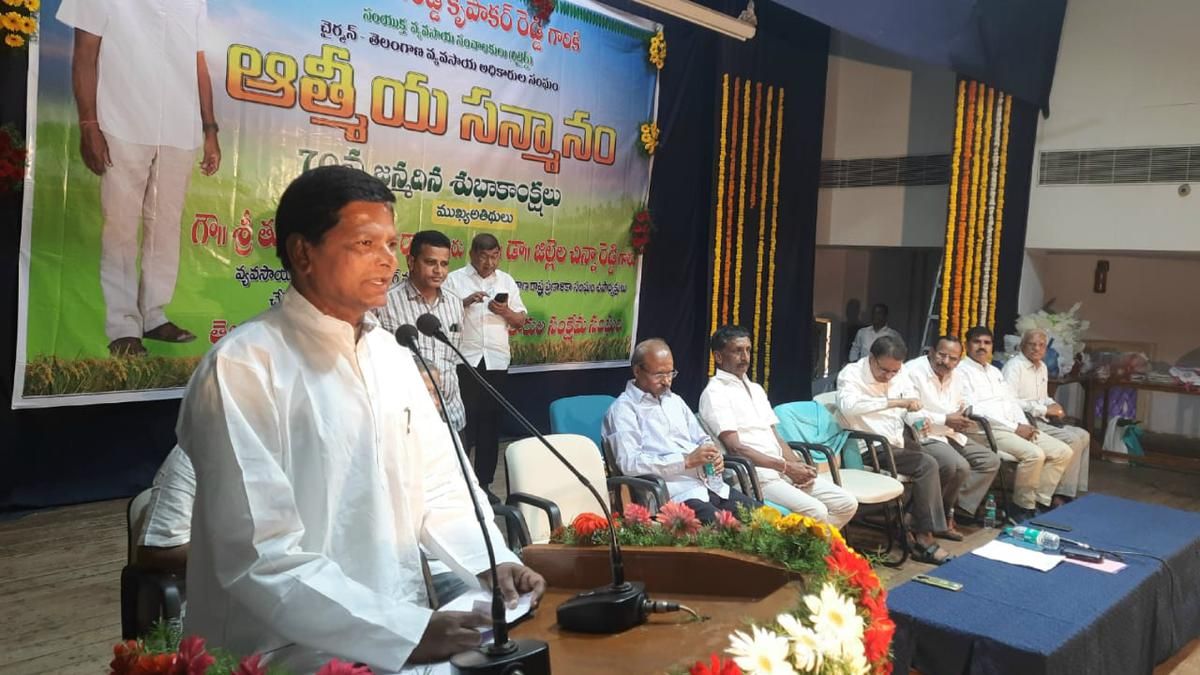 KCR, Harish exaggerating crop losses: Chinna Reddy