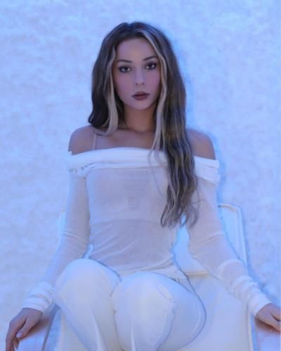 Captivating Elegance: The Timeless Beauty Of Elona…