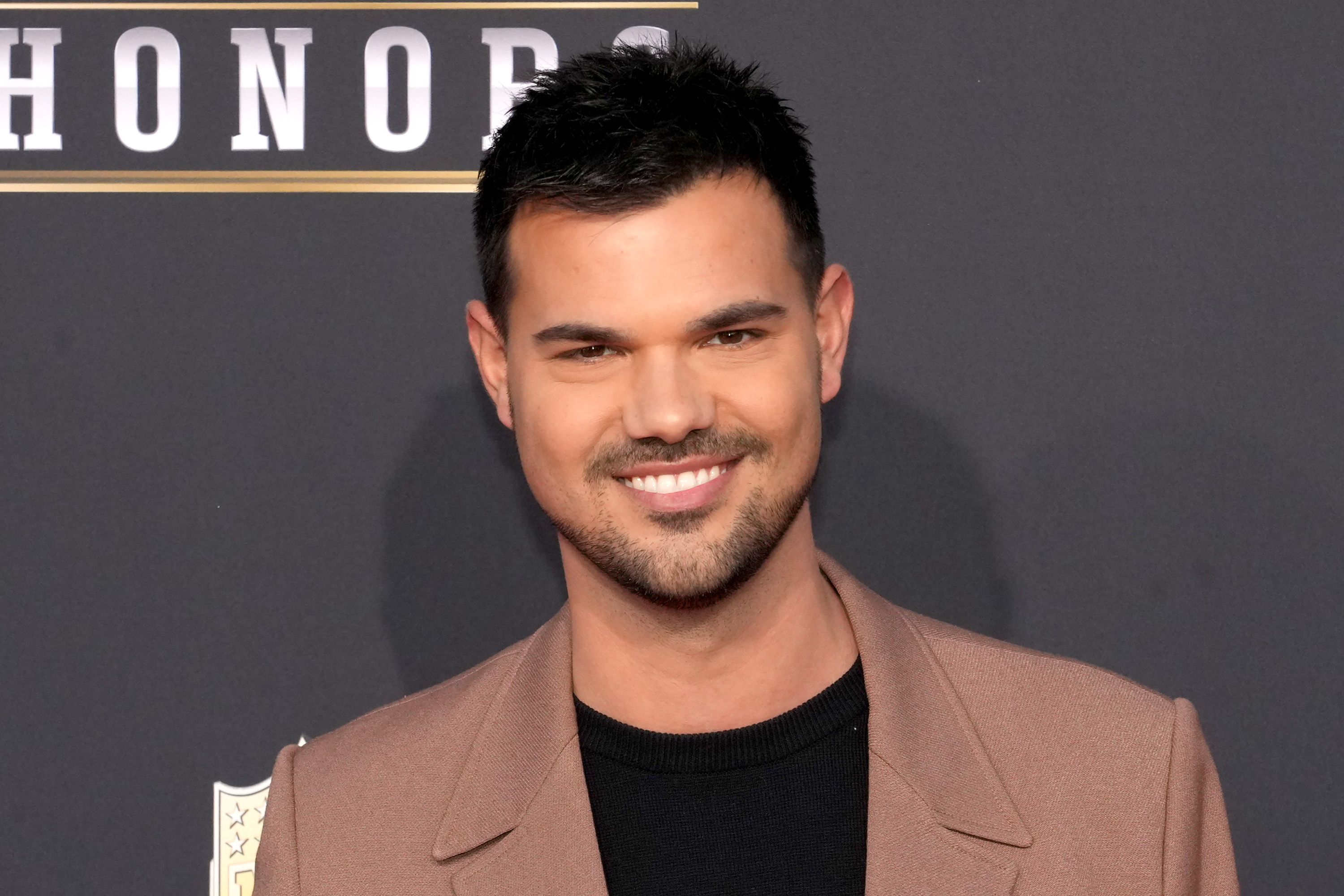 Taylor Lautner's Calming Living Room Gets Warm…