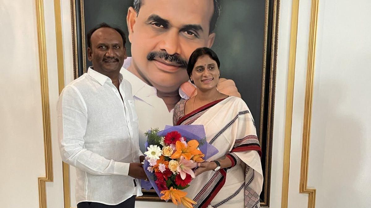 Former Chirala MLA Amanchi Krishna Mohan joins Congress