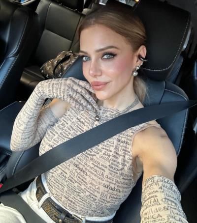 Eva Anderson's On-The-Go Glamour: Effortless Beauty…