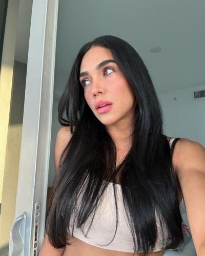 Vania Bludau: Effortless Beauty And Undeniable Charm…