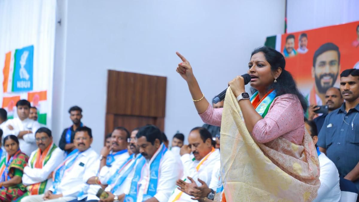 Warangal Cong candidate Kavya calls on people to end…