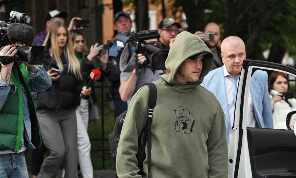 Husband of jailed Russian blogger signs up for Ukraine…