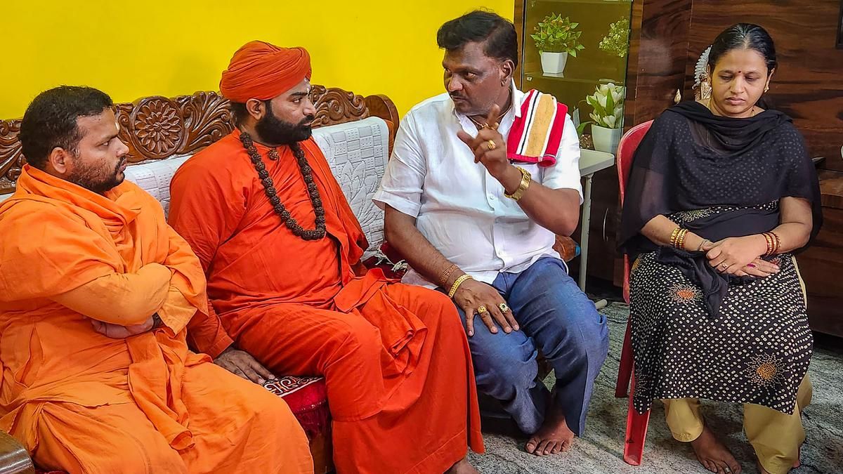 Neha Hiremath’s murder: Leaders, religious heads meet…