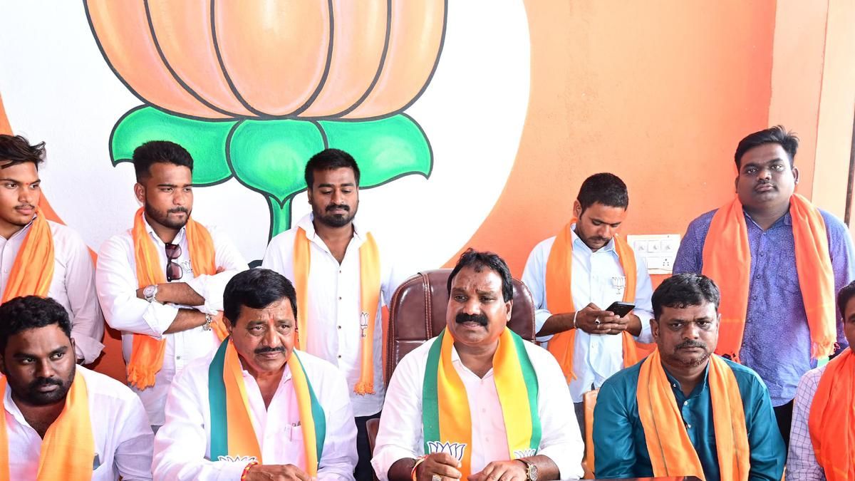 Kadiyam Srihari backstabbed KCR, alleges Aroori Ramesh