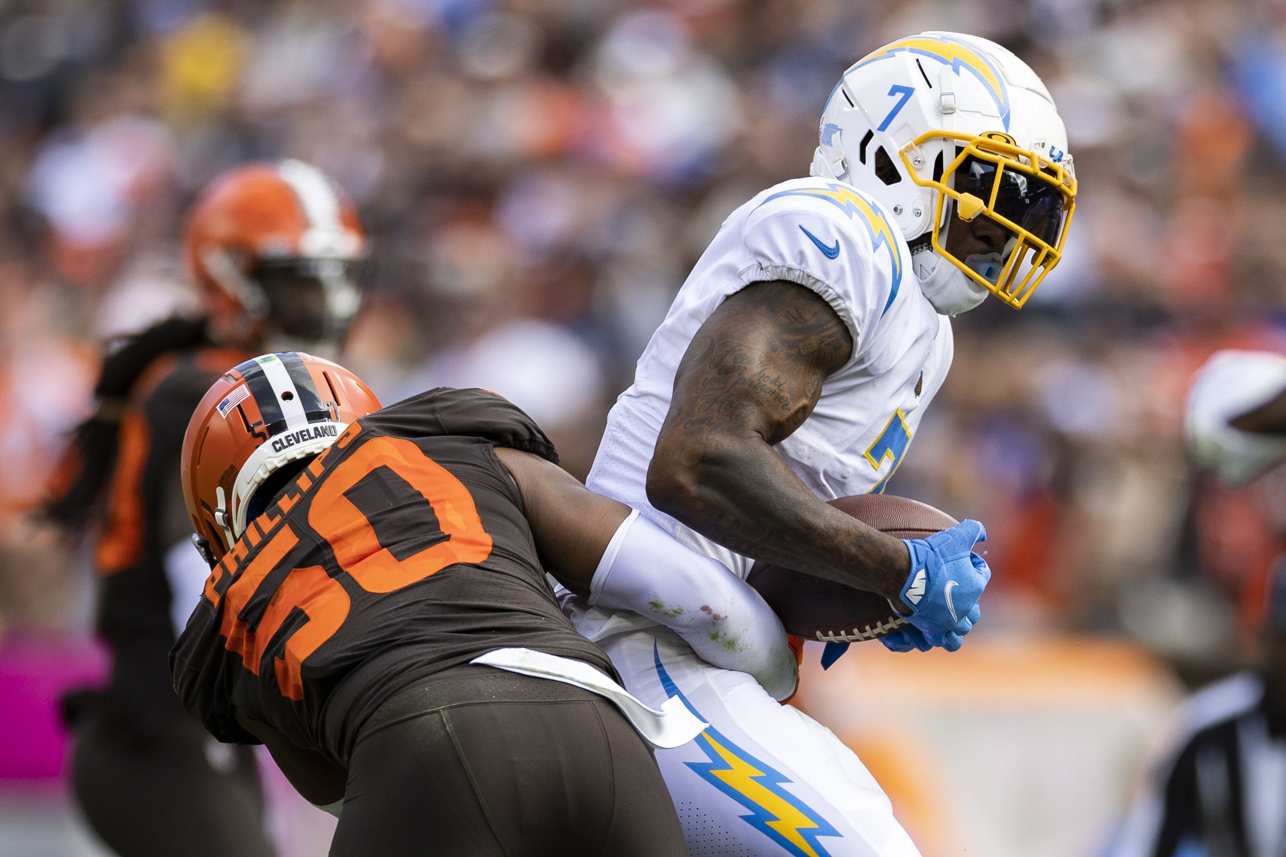 Former Browns linebacker Jacob Phillips signs with the…