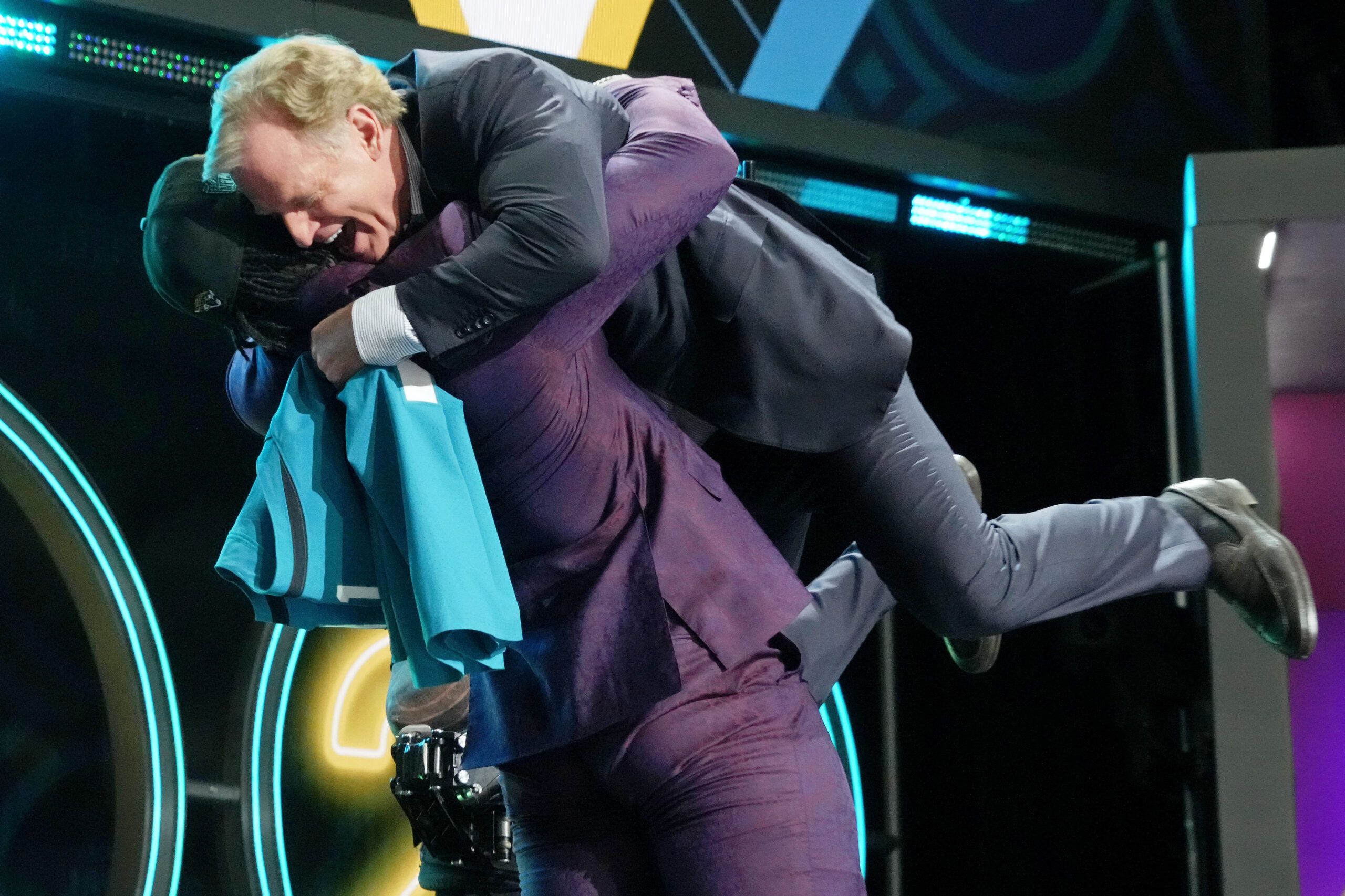 Why Roger Goodell may not hug players at the 2024 NFL…