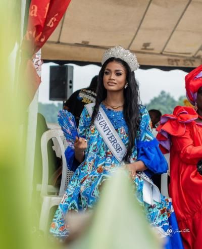 Issie Princesse: Elegance And Confidence In Chic Blue…