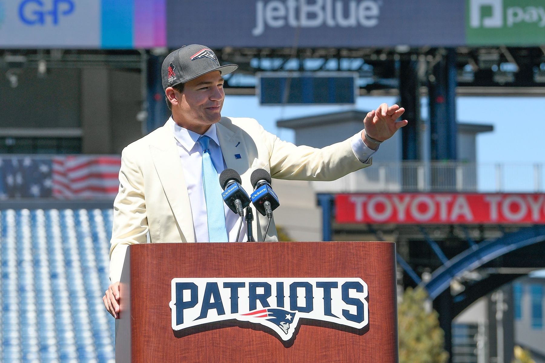 WATCH: Inside Patriots draft room during Drake Maye…