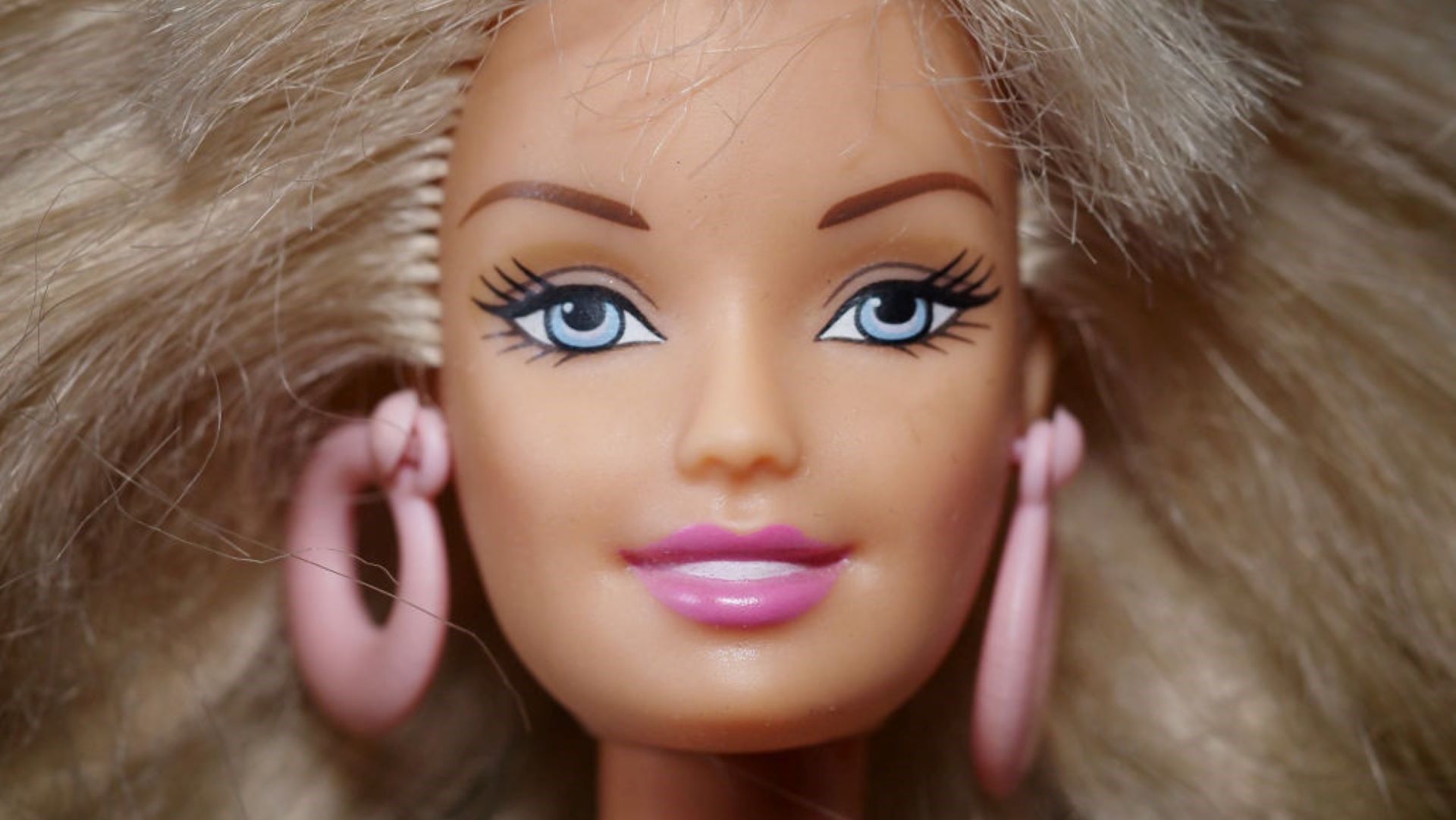 How to play with Barbie dolls: 6 ways to use the…