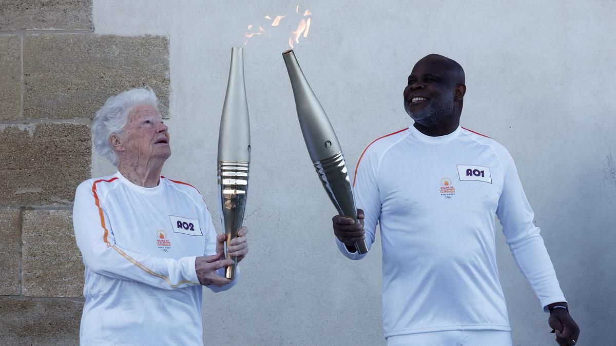 Torchbearers in Marseille kick off the Paris Olympic…