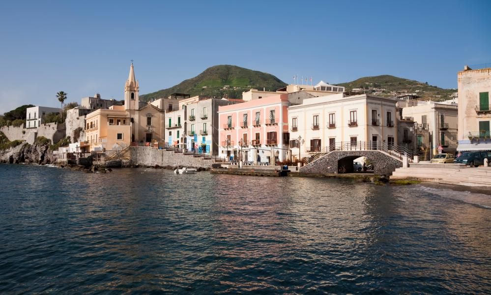 The Hypocrite by Jo Hamya review – sharp generational…