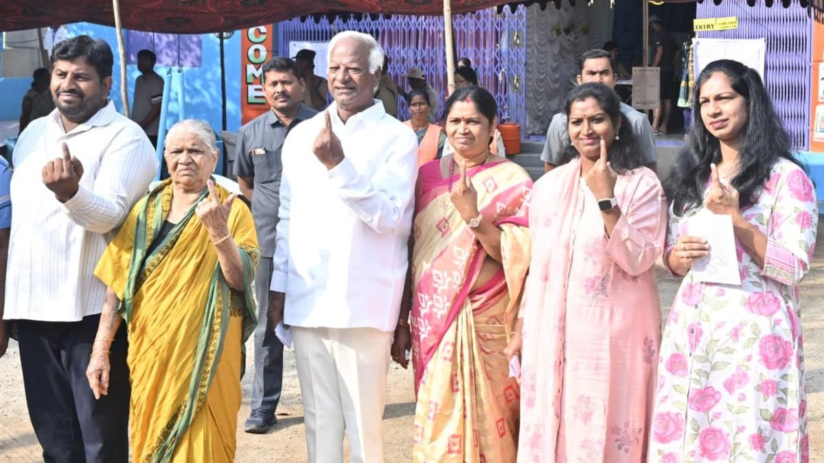 Kadiyam Kavya, Aroori Ramesh cast their votes in…