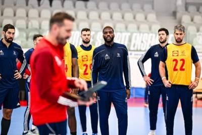 Dika Mem's Handball Team: Capturing Teamwork And…