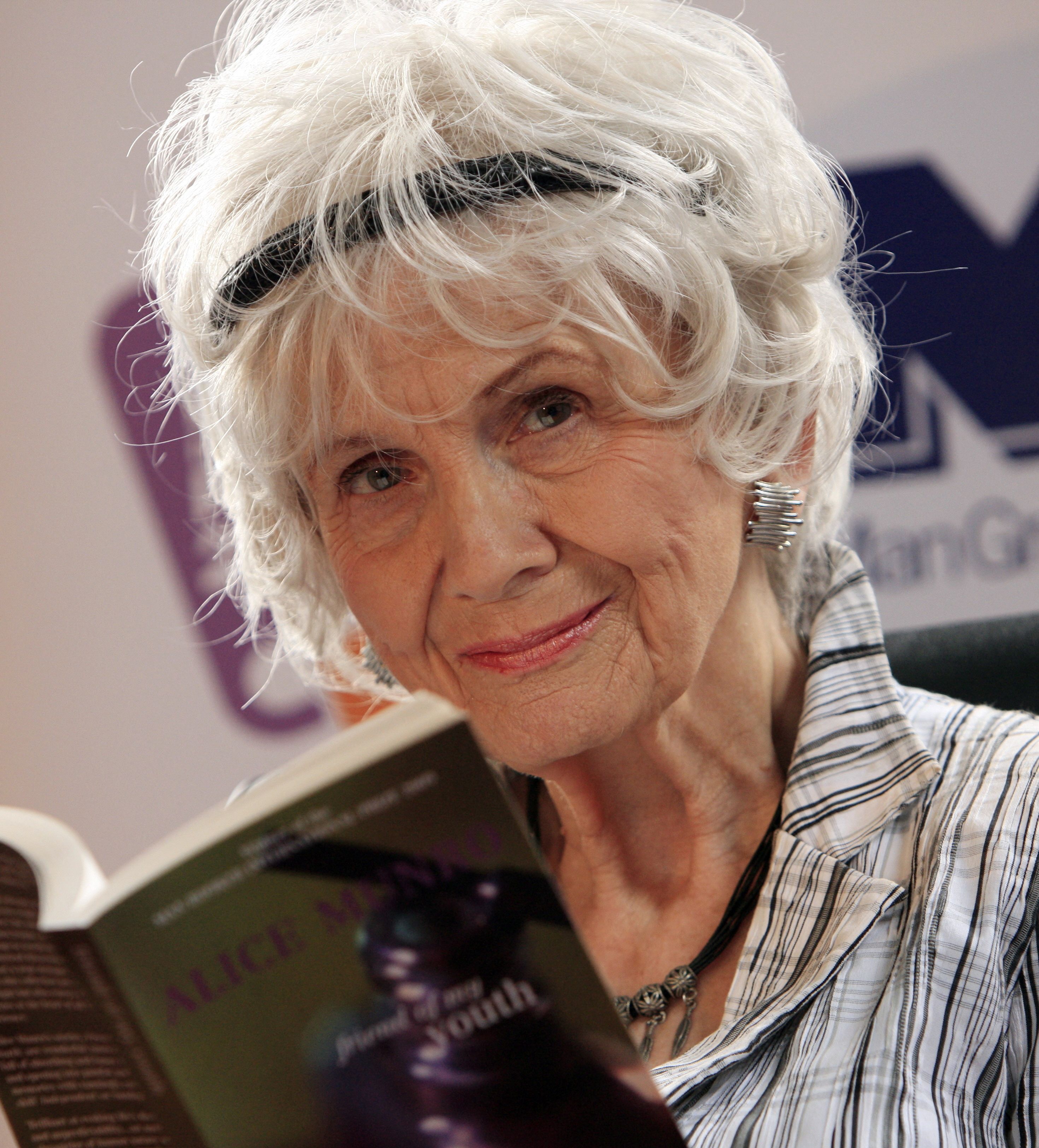 Alice Munro, Nobel Prize-winning short story author,…