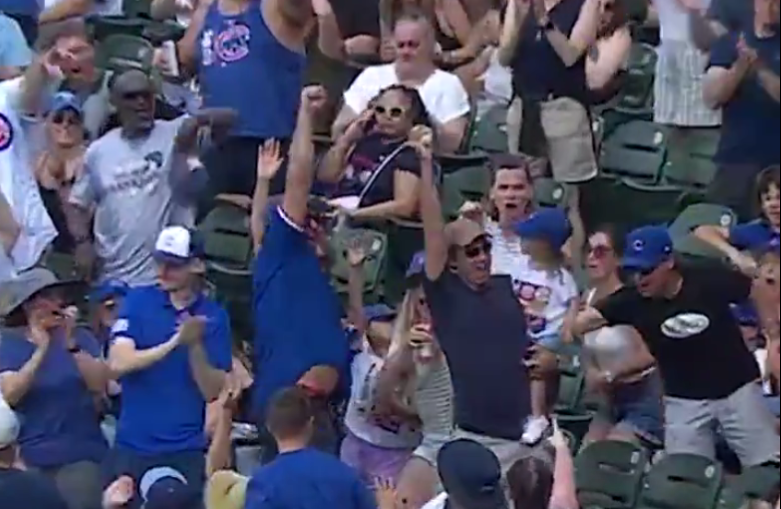 A Cubs fan somehow snagged a foul ball with one hand…