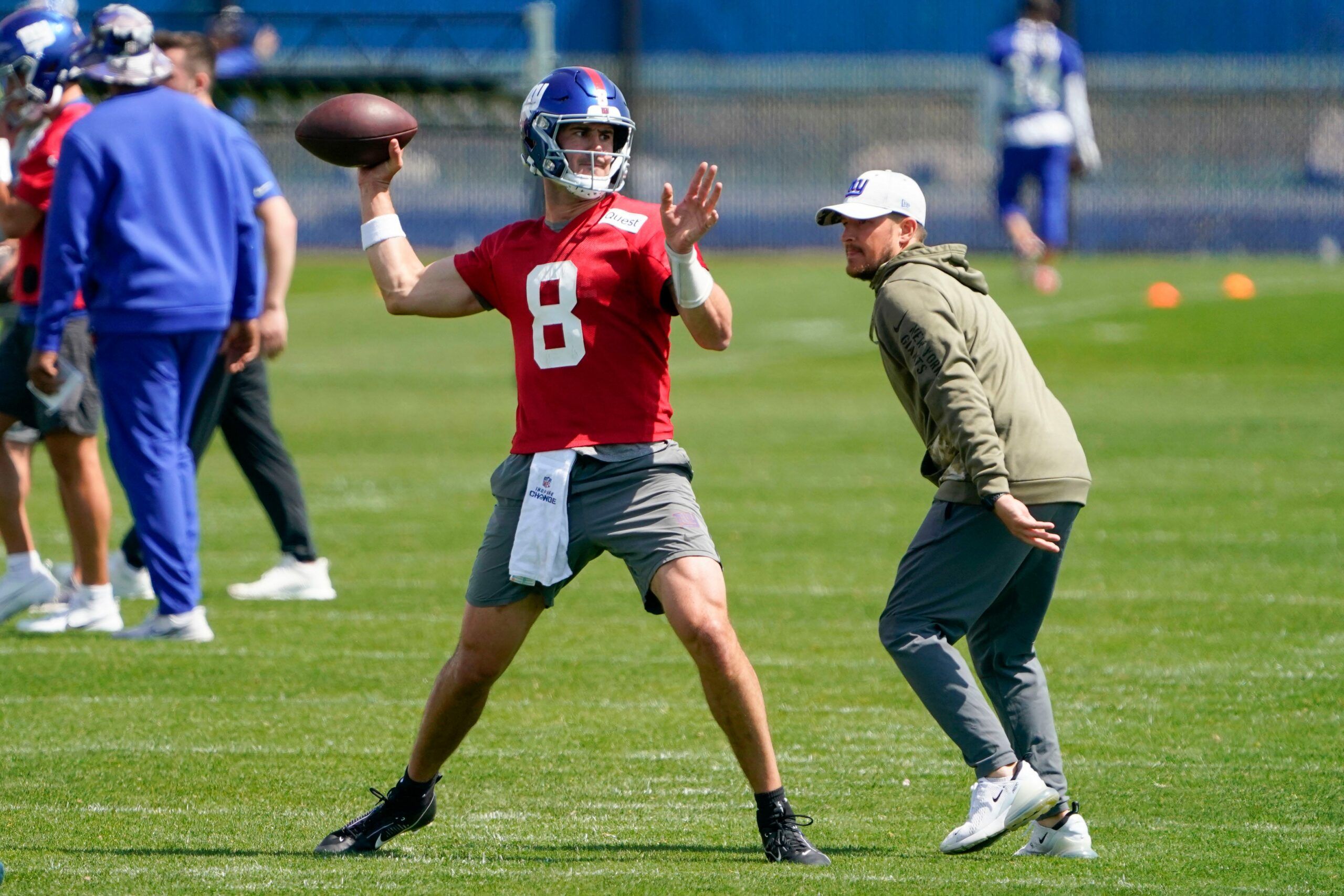 Giants’ Daniel Jones throwing with ‘accuracy and…