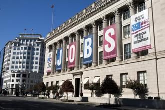 US jobless claims at 42-year low as employers shun…
