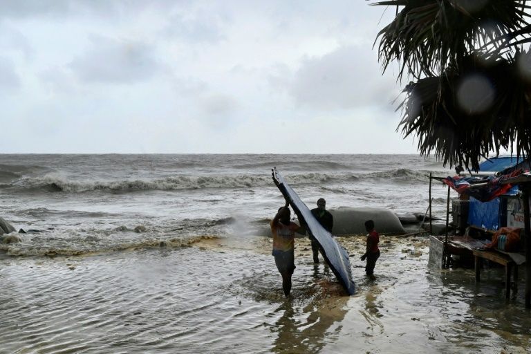 Cyclone Hits Bangladesh As Nearly A Million Flee…