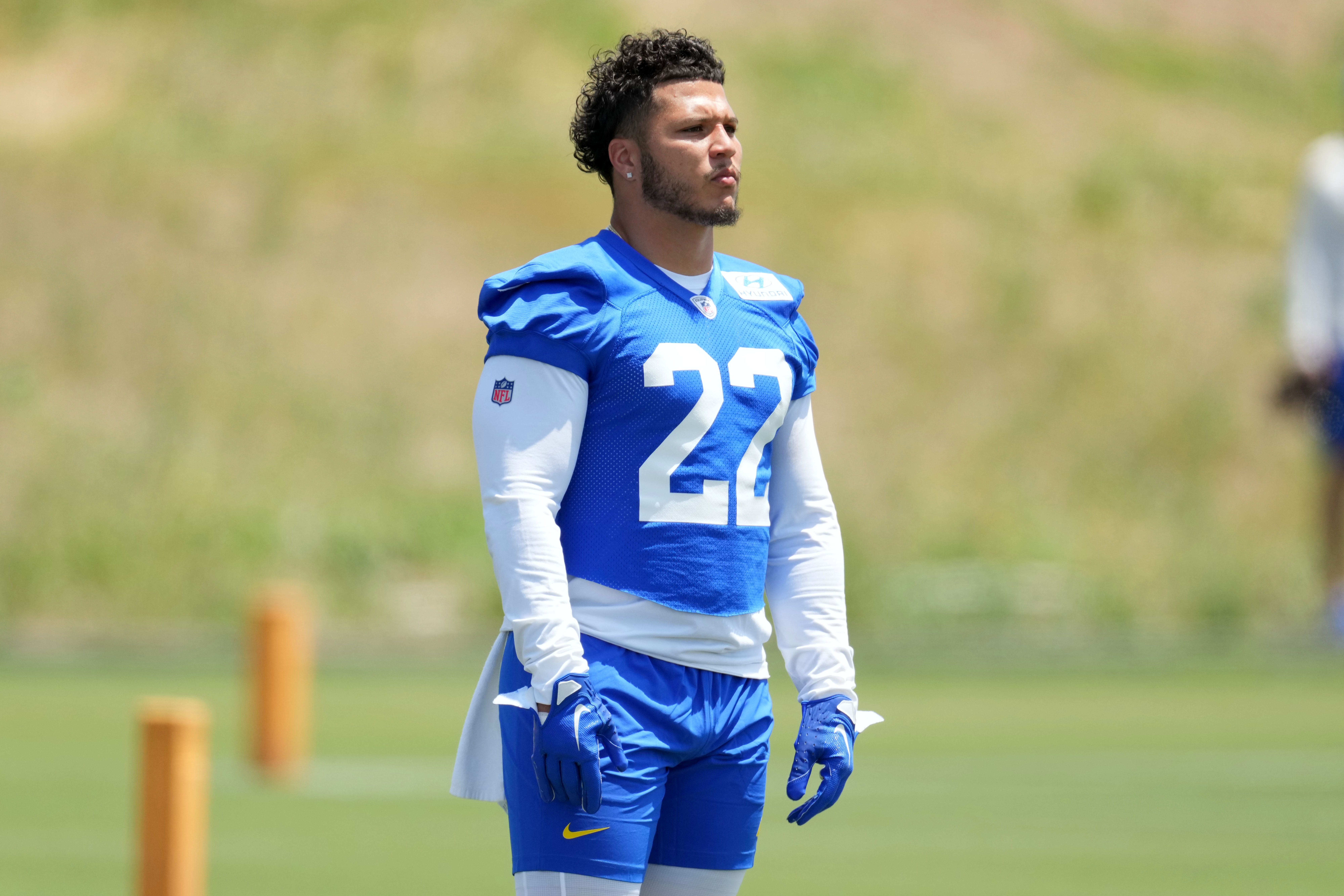 Look: Blake Corum tried to paint the Rams’ logo and…