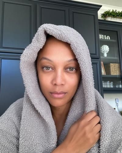 Tyra Banks Radiates Natural Beauty In No-Makeup Towel…