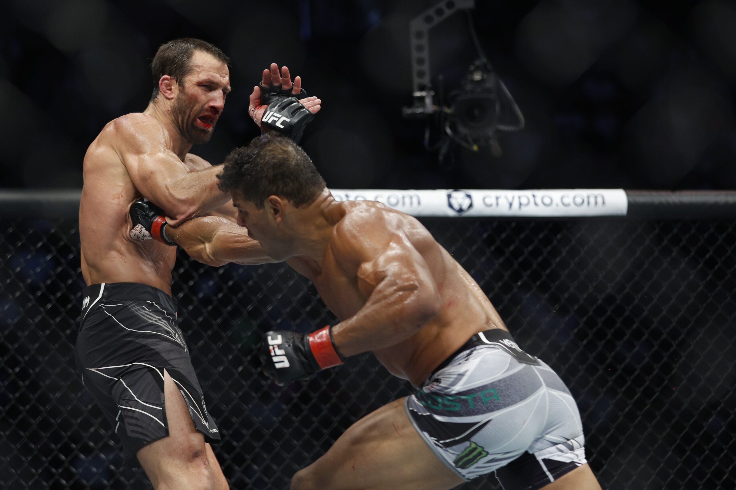 UFC free fight: Paulo Costa outslugs Luke Rockhold in…