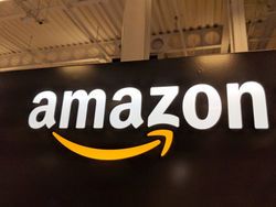 Should You Invest in Amazon (AMZN) Amid the AI Battle…